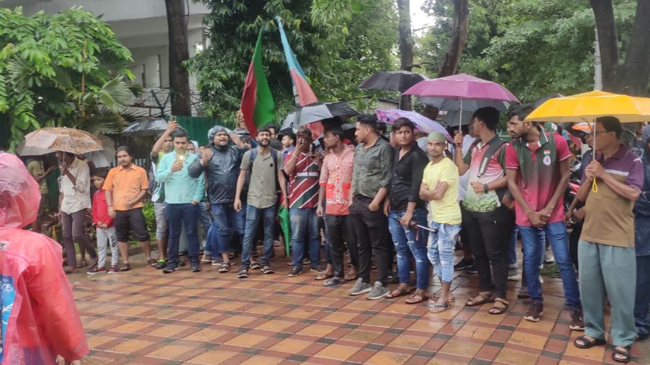 প্রবল বৃষ্টি মাথায় করে প্রিয় দলের খেলা দেখতে এসেছিলেন সমর্থকরা। মাঠে ...