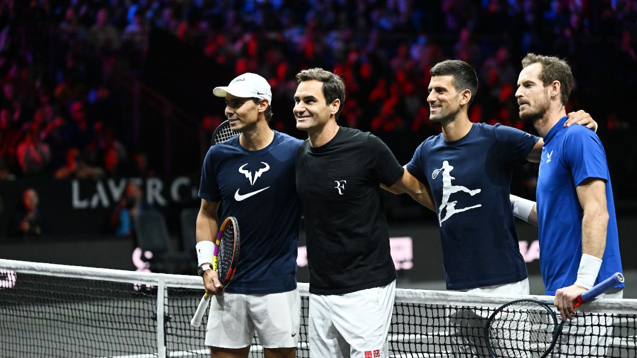 অনুশীলনের পর চারজনে মিলে ফোটোসেশন করেন। ক্যামেরায় হাসিমুখে পোজ দেন ...