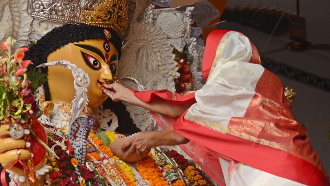 তেঁতুলতলার পুজোয় পুরুষরা দেবীকে বিদায়ের সময় বরণ করেন। হ্যাঁ ঠিকই ...
