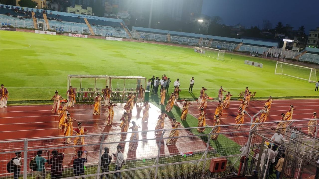 CFL 2023: লেজার শো, কুক্রি ডান্স দিয়ে শুরু কলকাতা লিগ - Bengali News | Calcutta Football League ...